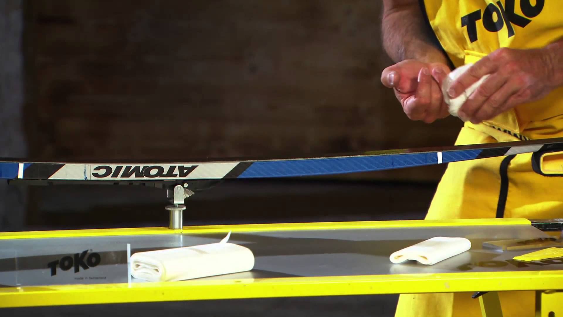 Wachs-Video: Reinigung der Steigzone von Steigwachs - xc-ski.de Langlauf